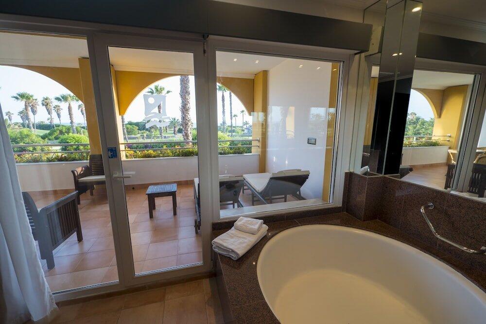 Hotel Playaballena, Rota. Desde 96.27€ - Central de Reservas