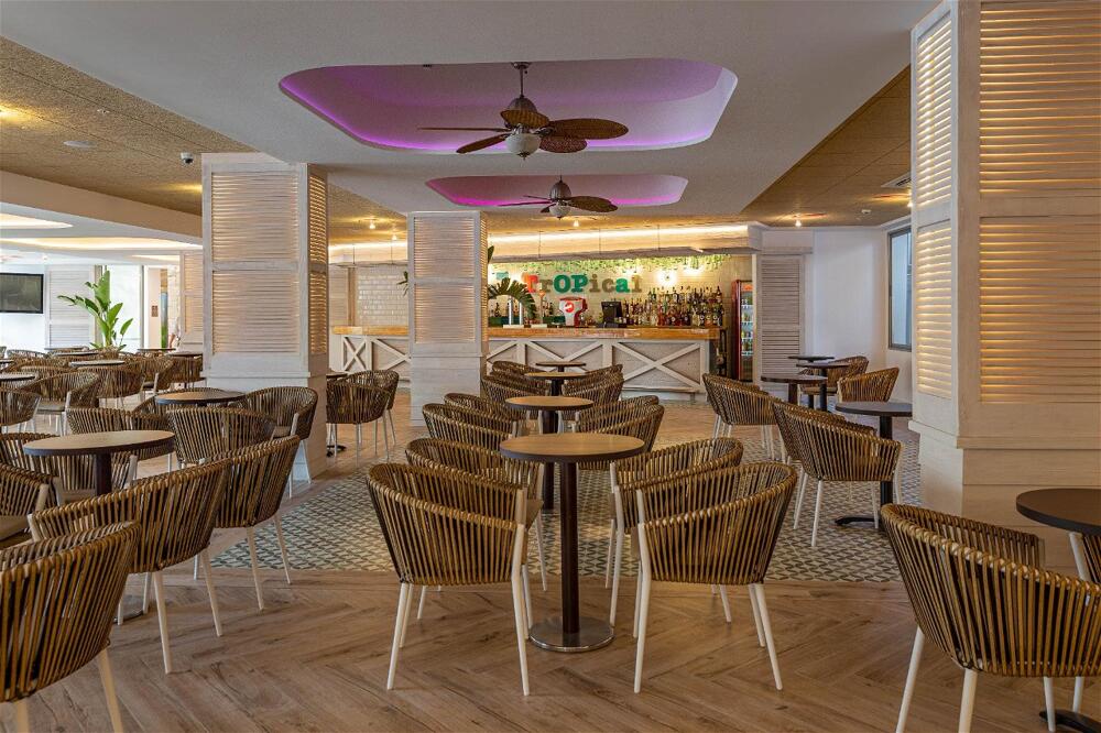 Hotel Ambassador Playa II, Benidorm. Desde 97.45€ - Centraldereservas.com