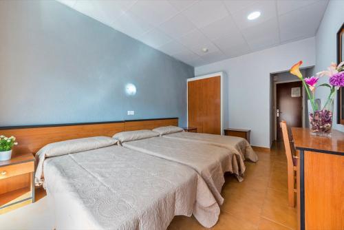 Hotel Mar i Sol, Calella. Desde 35.59€ - Centraldereservas.com