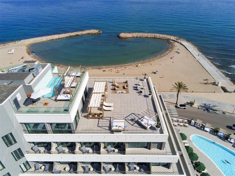Hotel ME Sitges Terramar, Sitges. Desde 187.07€ - Central de Reservas