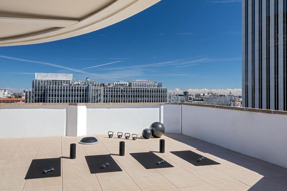 Hotel Canopy by Hilton Madrid Castellana, Madrid. Desde 117.86 ...