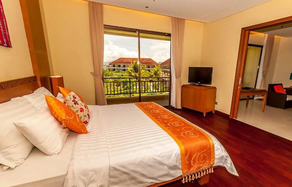 Complejo The Natsepa Resort and Conference Center, Ambon - Central de ...