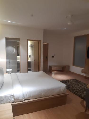 HOTEL KLG ALTORIA, Chandigarh - Central de Reservas