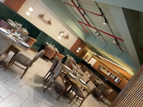 HOTEL KLG ALTORIA, Chandigarh - Central de Reservas